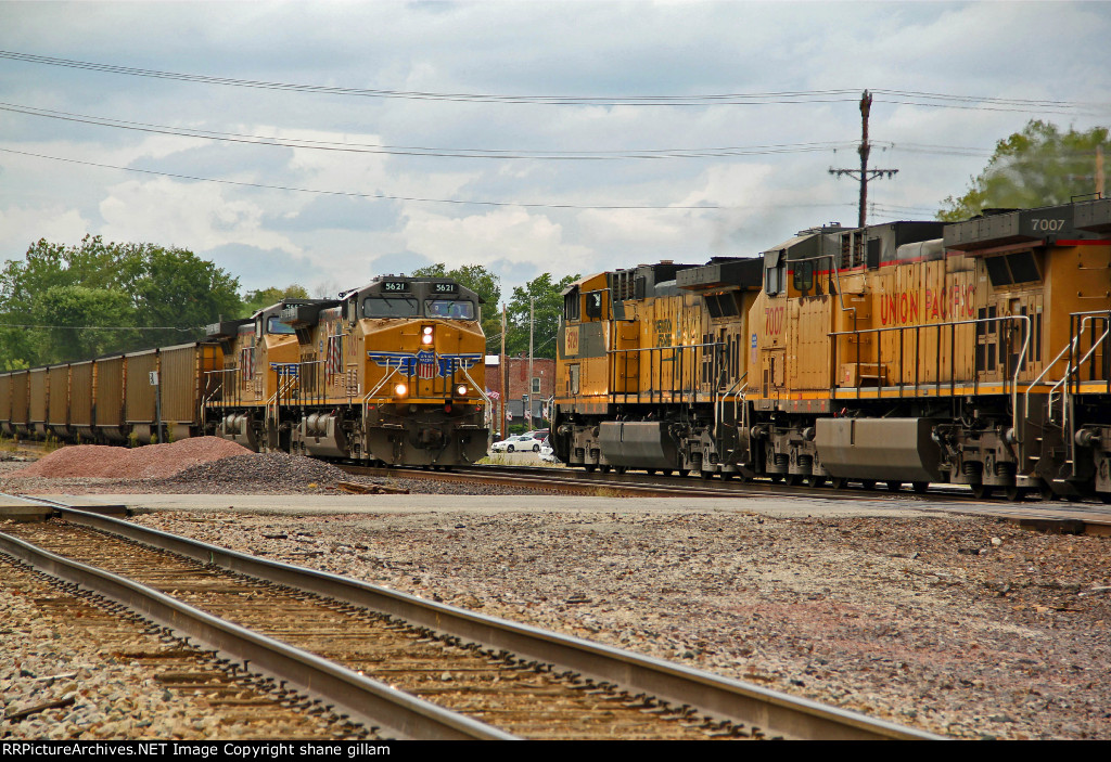 UP 5621 heads a Eb coal load past a WB coal.